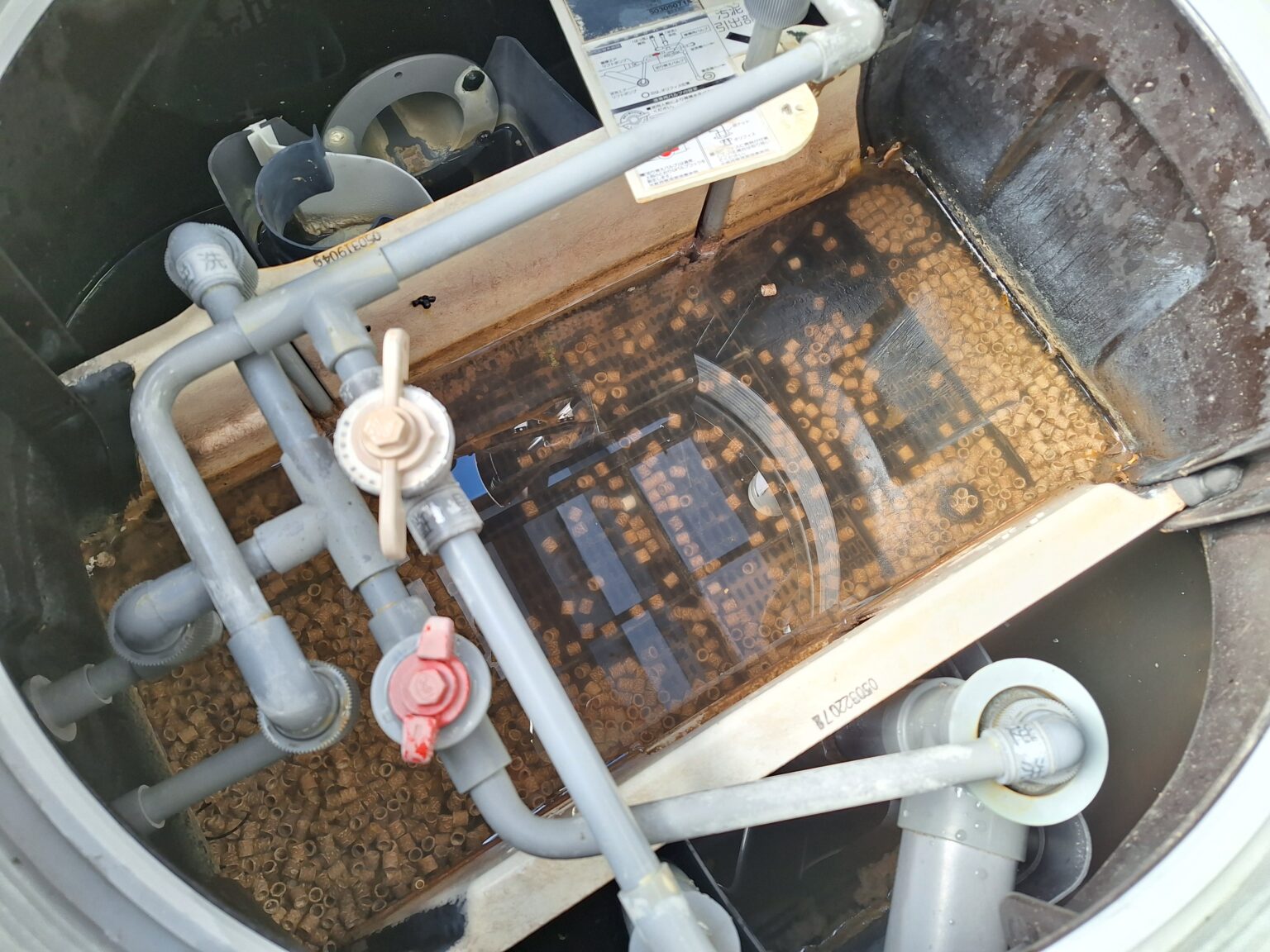 担体流出!?ハウステック 浄化槽 KGR2-5型 焦らず落ち着いて解決する方法を解説 | 初心者のための浄化槽管理士 実践ガイド | 浄化槽ワークス