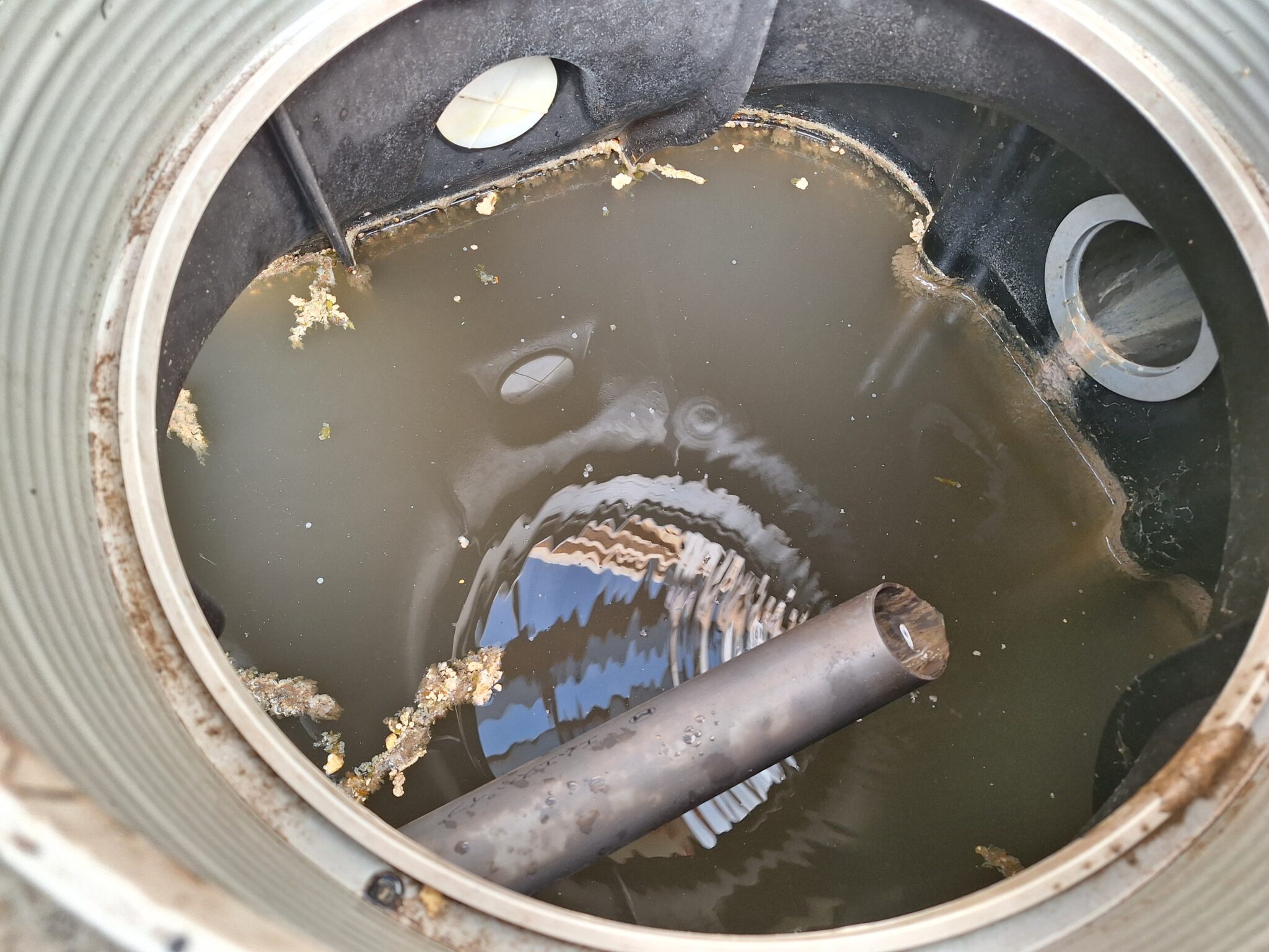 担体流出!?ハウステック 浄化槽 KGR2-5型 焦らず落ち着いて解決する方法を解説 | 初心者のための浄化槽管理士 実践ガイド | 浄化槽ワークス