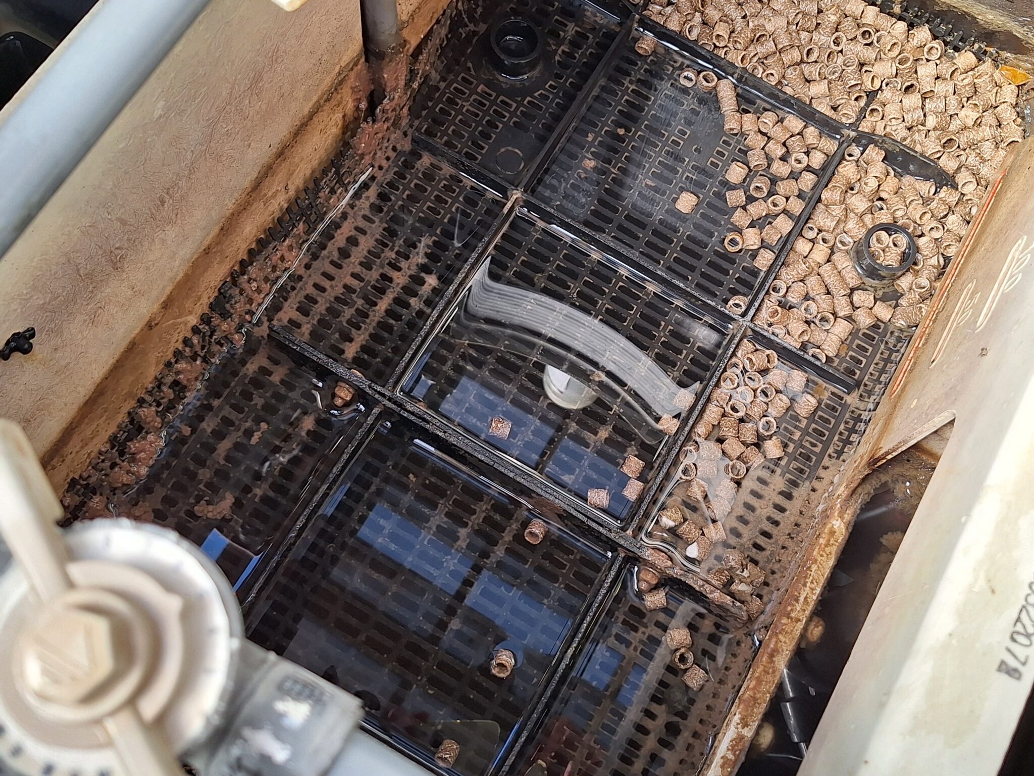 担体流出!?ハウステック 浄化槽 KGR2-5型 焦らず落ち着いて解決する方法を解説 | 初心者のための浄化槽管理士 実践ガイド | 浄化槽ワークス