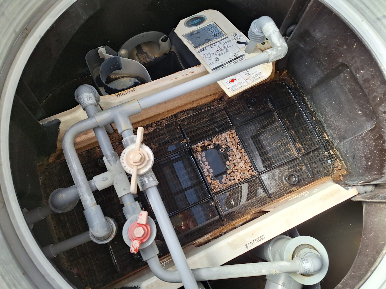 担体流出!?ハウステック 浄化槽 KGR2-5型 焦らず落ち着いて解決する方法を解説 | 初心者のための浄化槽管理士 実践ガイド | 浄化槽ワークス