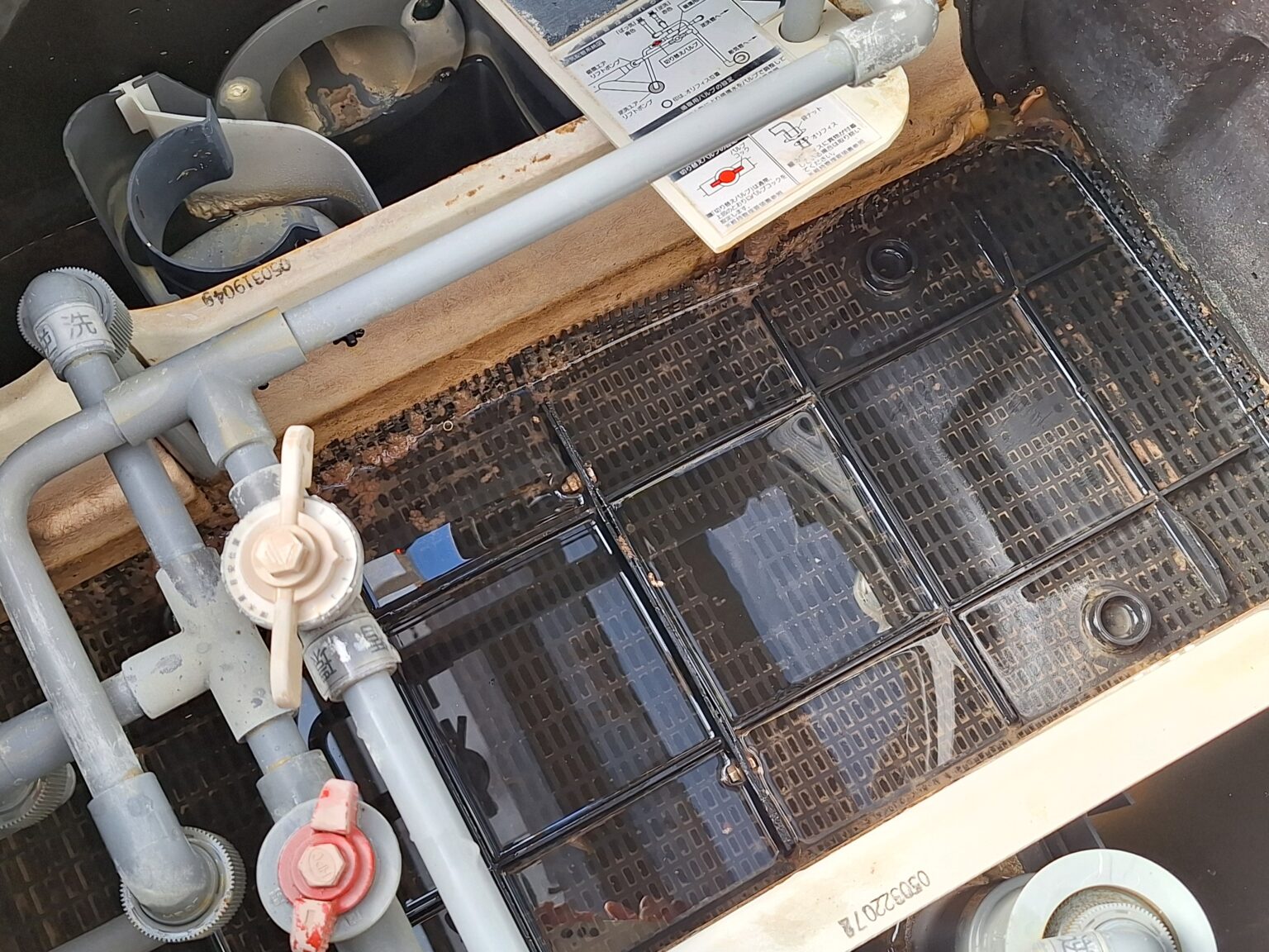 担体流出!?ハウステック 浄化槽 KGR2-5型 焦らず落ち着いて解決する方法を解説 | 初心者のための浄化槽管理士 実践ガイド | 浄化槽ワークス