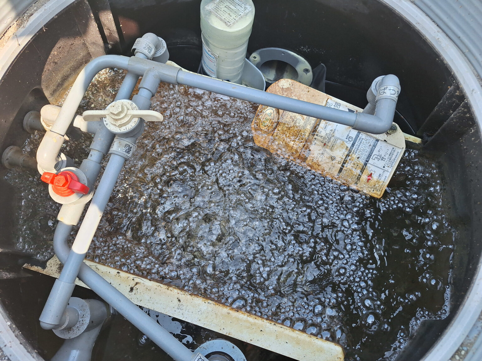 ハウステック KGR2-5型 浄化槽が満水状態に！対処方法と注意点を解説 | 初心者のための浄化槽管理士 実践ガイド | 浄化槽ワークス