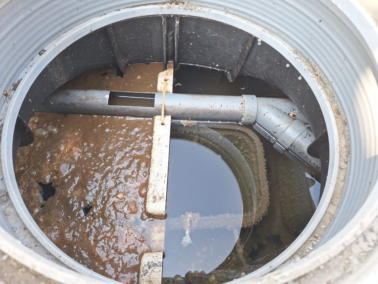 ハウステック KGR2-5型 浄化槽が満水状態に！対処方法と注意点を解説 | 初心者のための浄化槽管理士 実践ガイド | 浄化槽ワークス