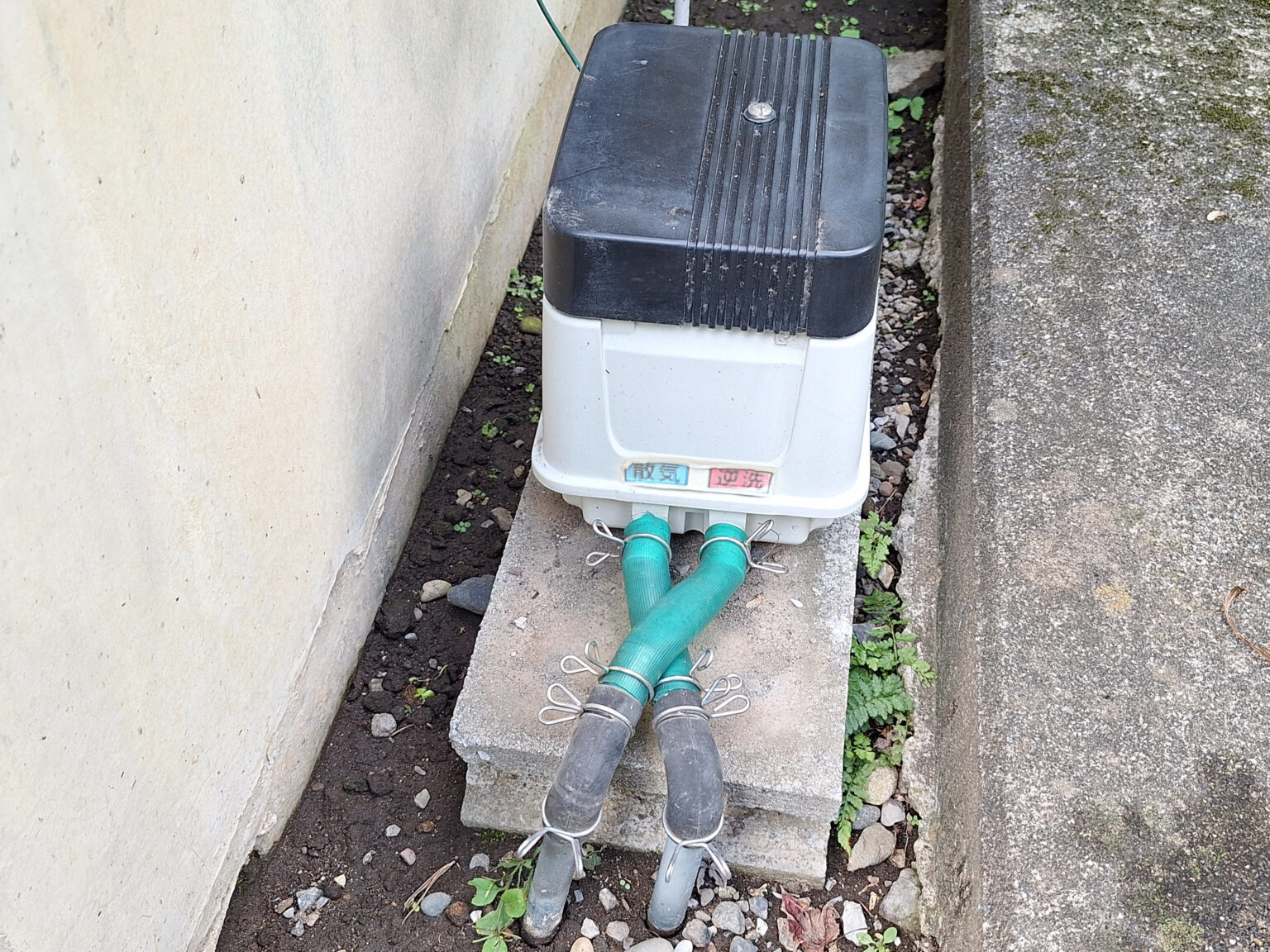 ハウステック KGR2-5型 浄化槽が満水状態に！対処方法と注意点を解説 | 初心者のための浄化槽管理士 実践ガイド | 浄化槽ワークス