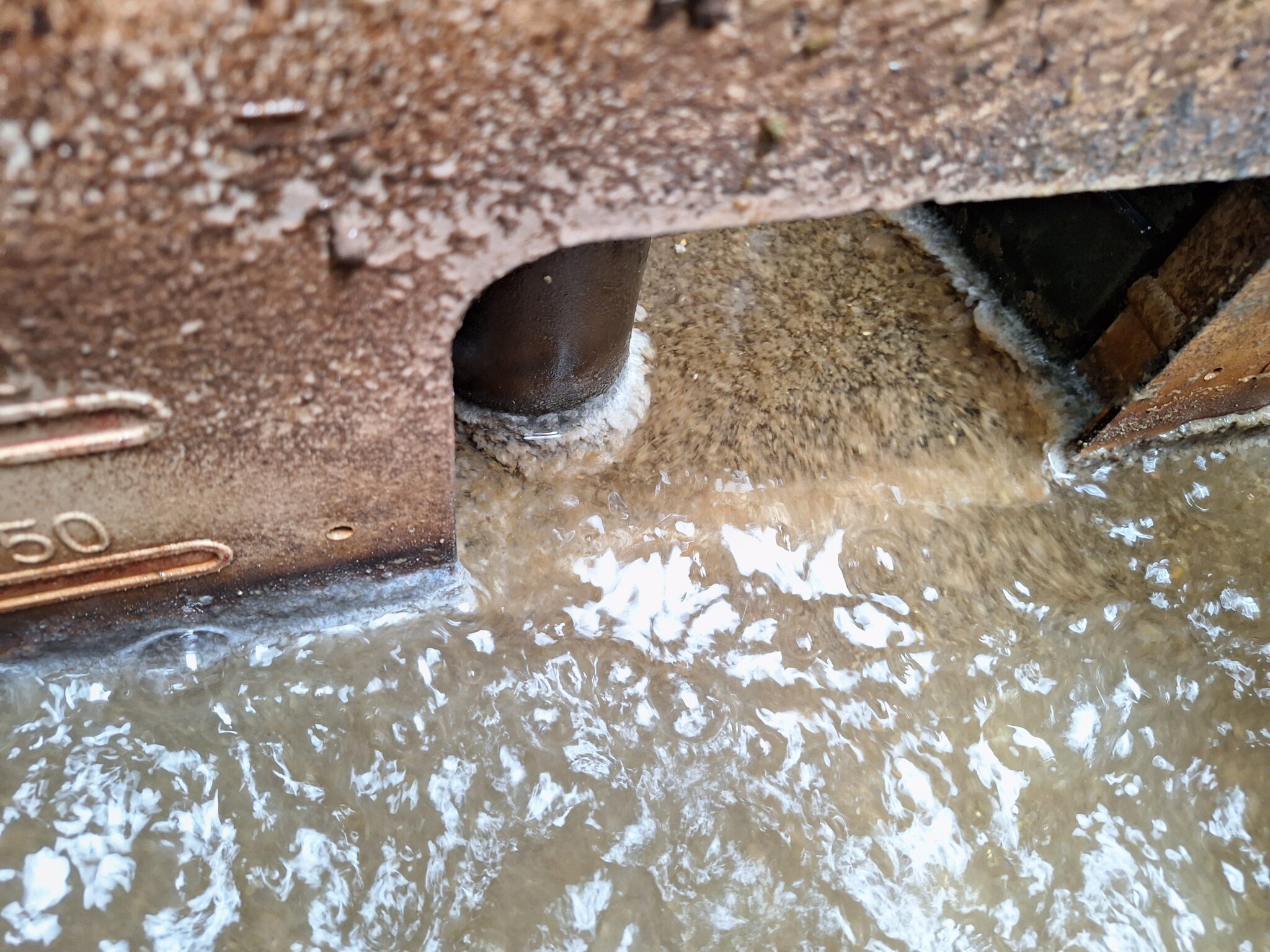 ハウステック KGR2-5型 浄化槽が満水状態に！対処方法と注意点を解説 | 初心者のための浄化槽管理士 実践ガイド | 浄化槽ワークス